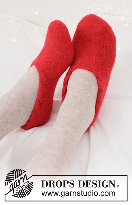 253-58 Scarlet Sleigh Slippers by DROPS Design - Køb billigt her